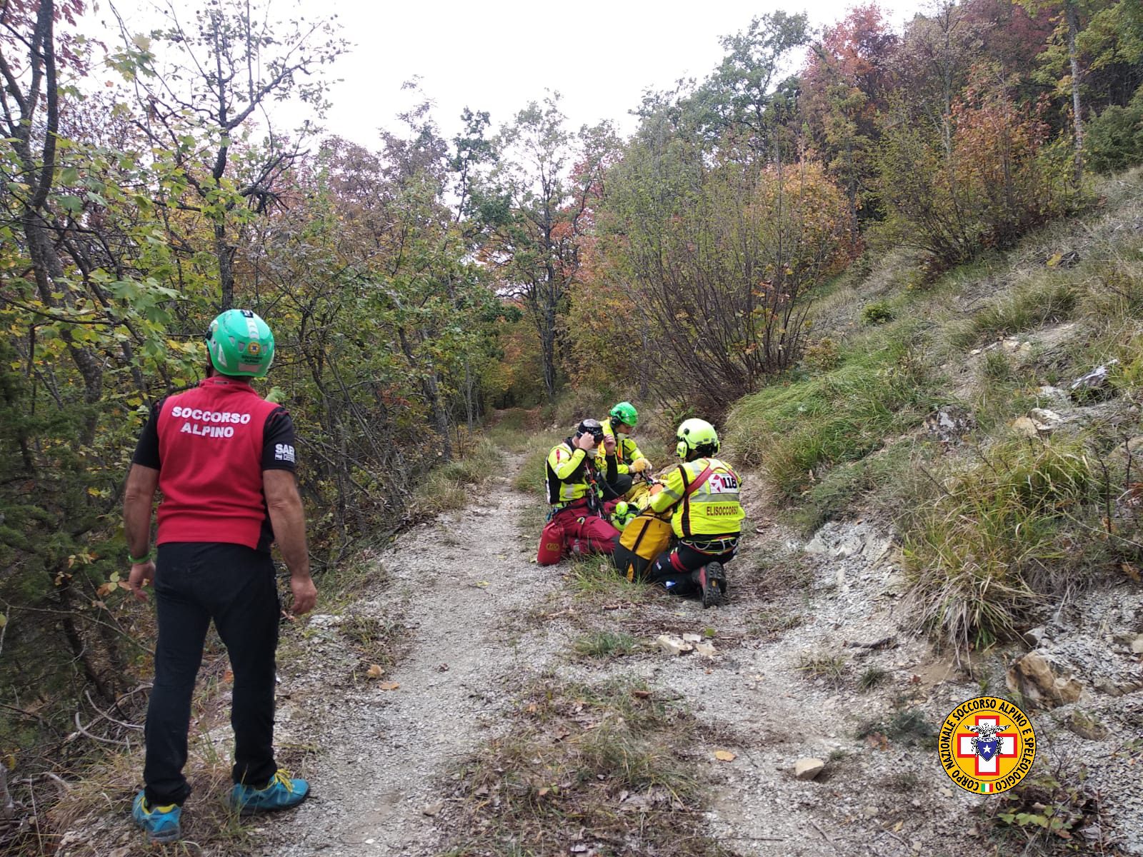 Perde il controllo della moto e precipita per venti metri lungo una ...