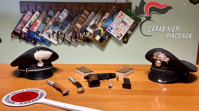 In casa droga e una pistola, nell'auto due coltelli: 41enne di Ziano ... In casa droga e una pistola, nell'auto due coltelli: 41enne di Ziano ...