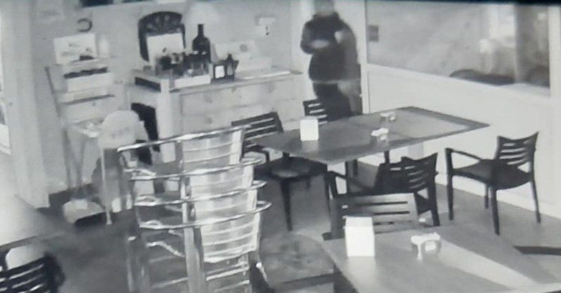 Tenta di rubare prima in un bar e poi in un supermercato, messo in fuga dalle guardie giurate e ...