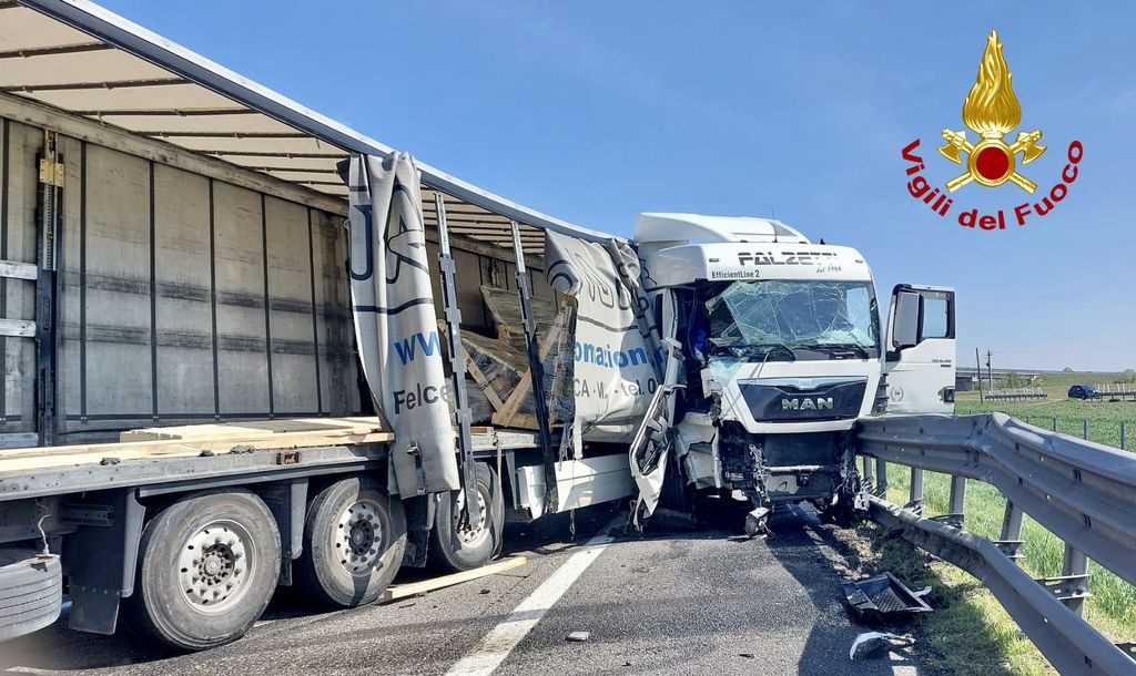 Tir contro il guardrail in A1, muore conducente e traffico in tilt Tir contro il guardrail in A1, muore conducente e traffico in tilt