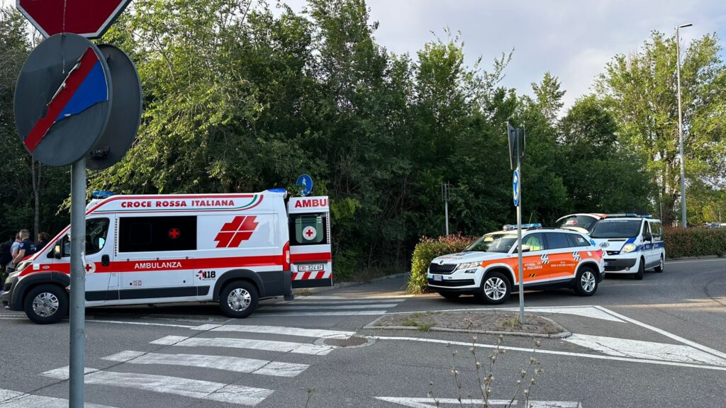 Urtato da un'auto alla rotatoria di strada Agazzana, ciclista ferito Urtato da un'auto alla rotatoria di strada Agazzana, ciclista ferito