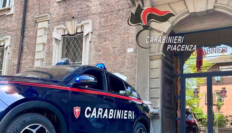Non si ferma all'alt dei carabinieri, scatta l'inseguimento Non si ferma all'alt dei carabinieri, scatta l'inseguimento